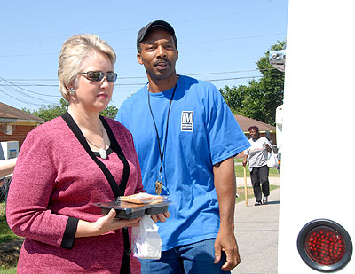Mayor Parker Delivers For Meals On Wheels – Houston Public Media
