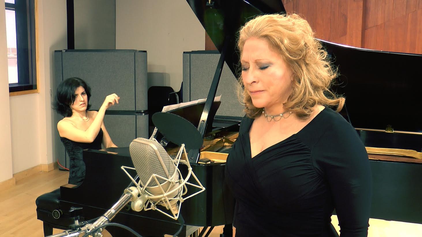 Video: Karol Bennett Performs In The Geary Studio – Houston Public Media