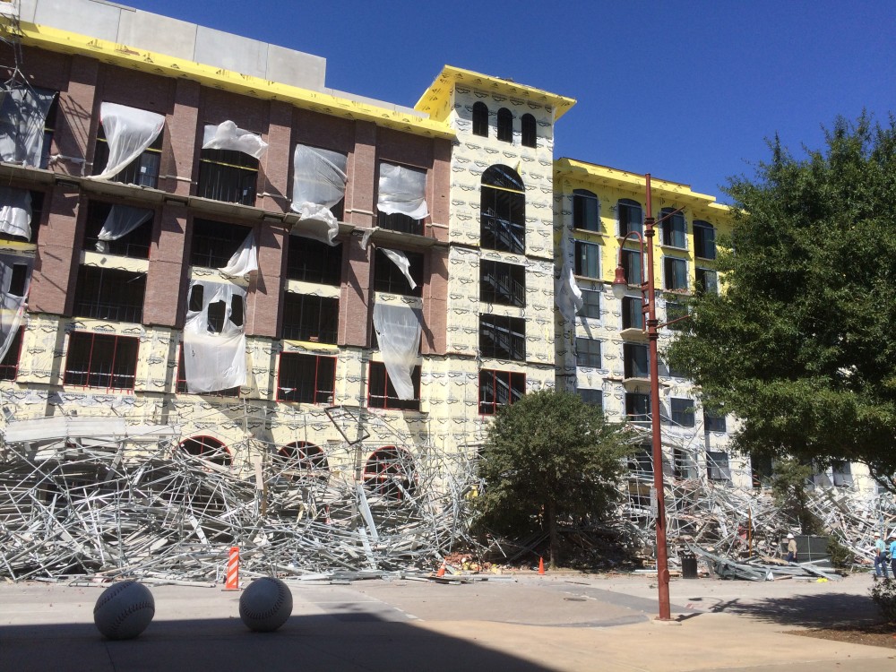 6 Injured In Downtown Houston Scaffolding Collapse – Houston Public Media