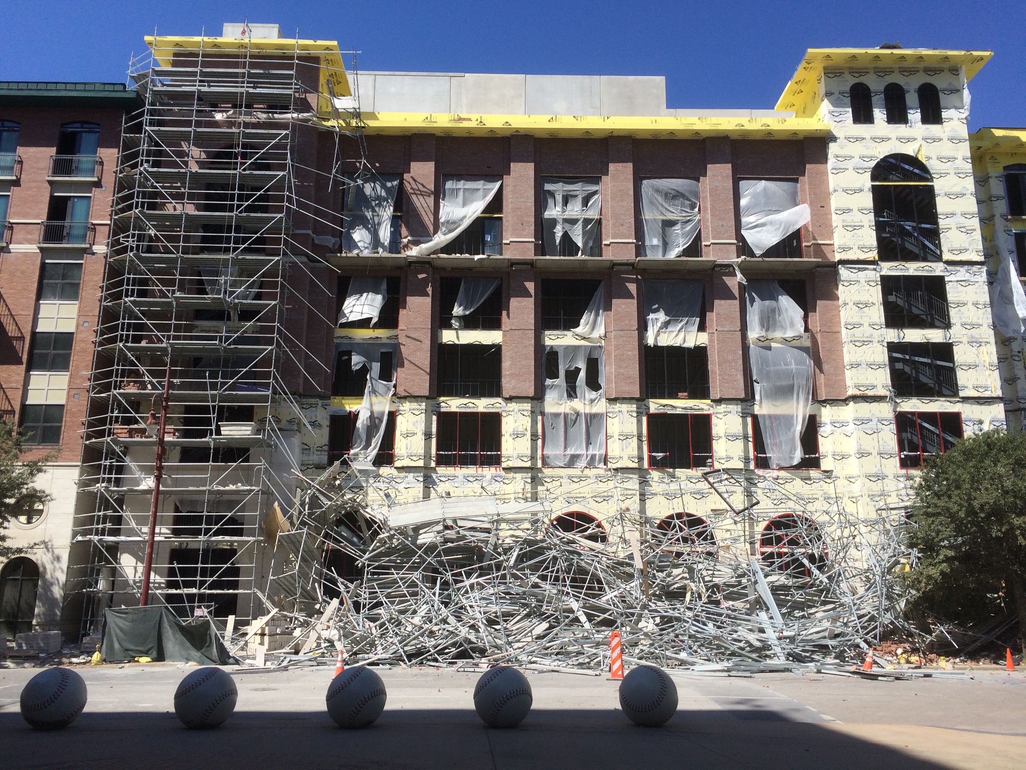 6 Injured In Downtown Houston Scaffolding Collapse – Houston Public Media