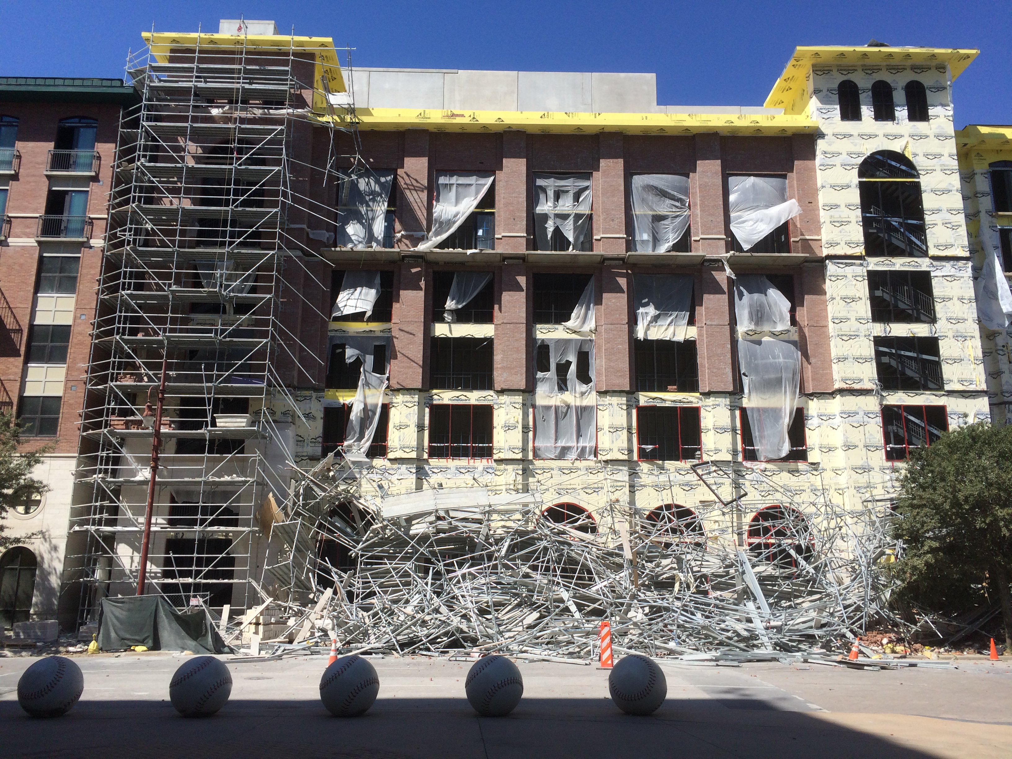 6 Injured In Downtown Houston Scaffolding Collapse – Houston Public Media
