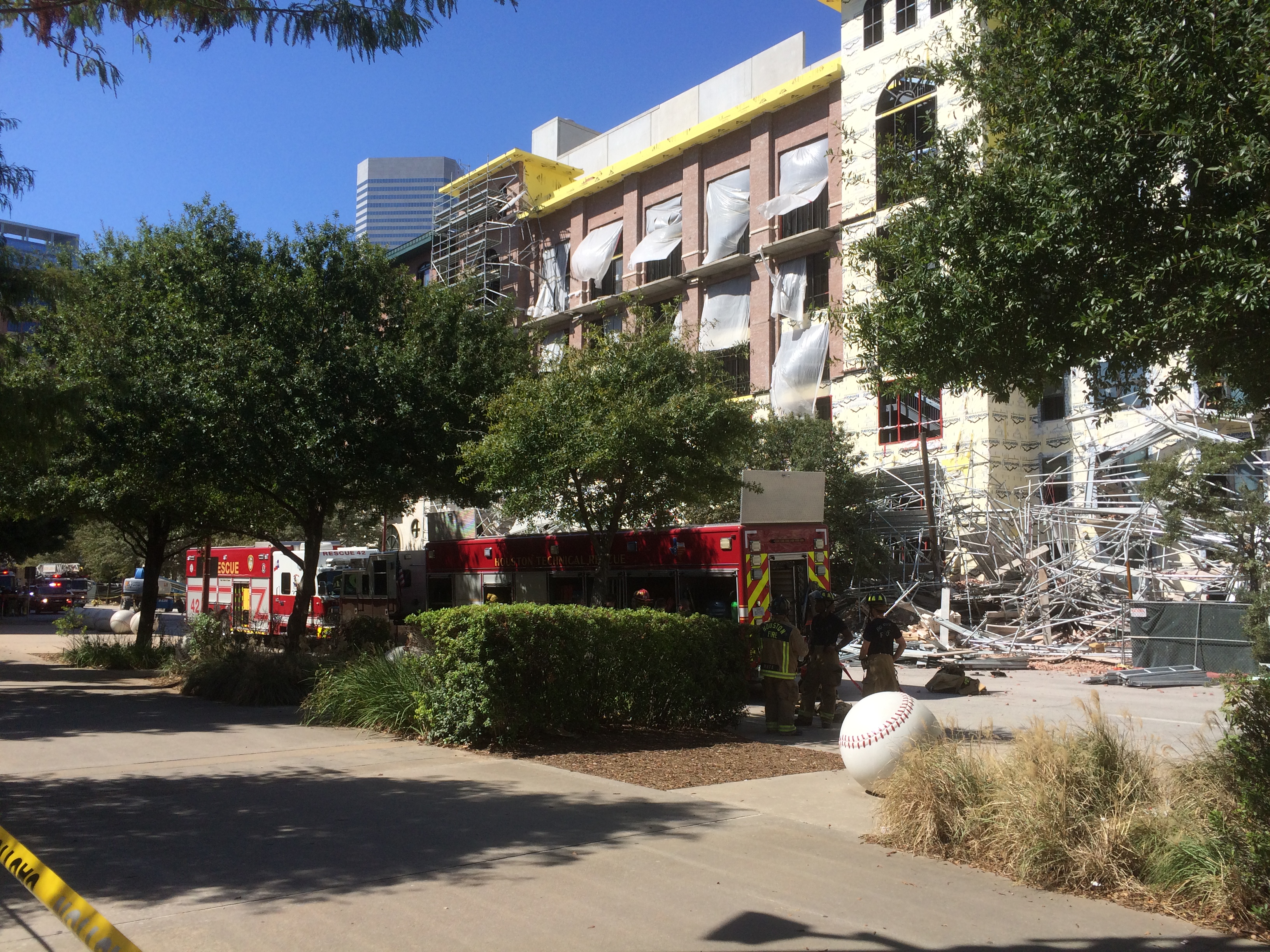 6 Injured In Downtown Houston Scaffolding Collapse – Houston Public Media