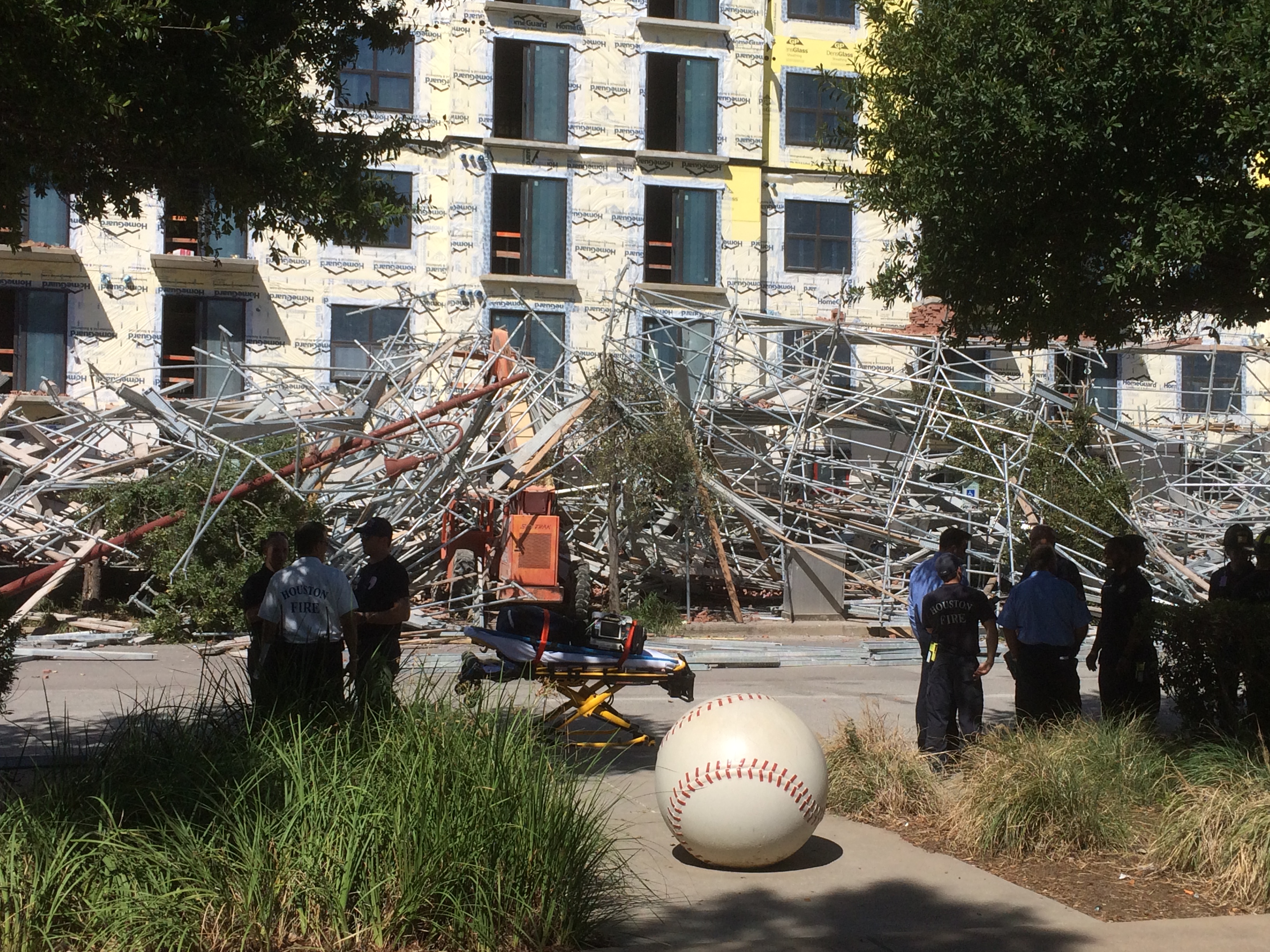 6 Injured In Downtown Houston Scaffolding Collapse – Houston Public Media