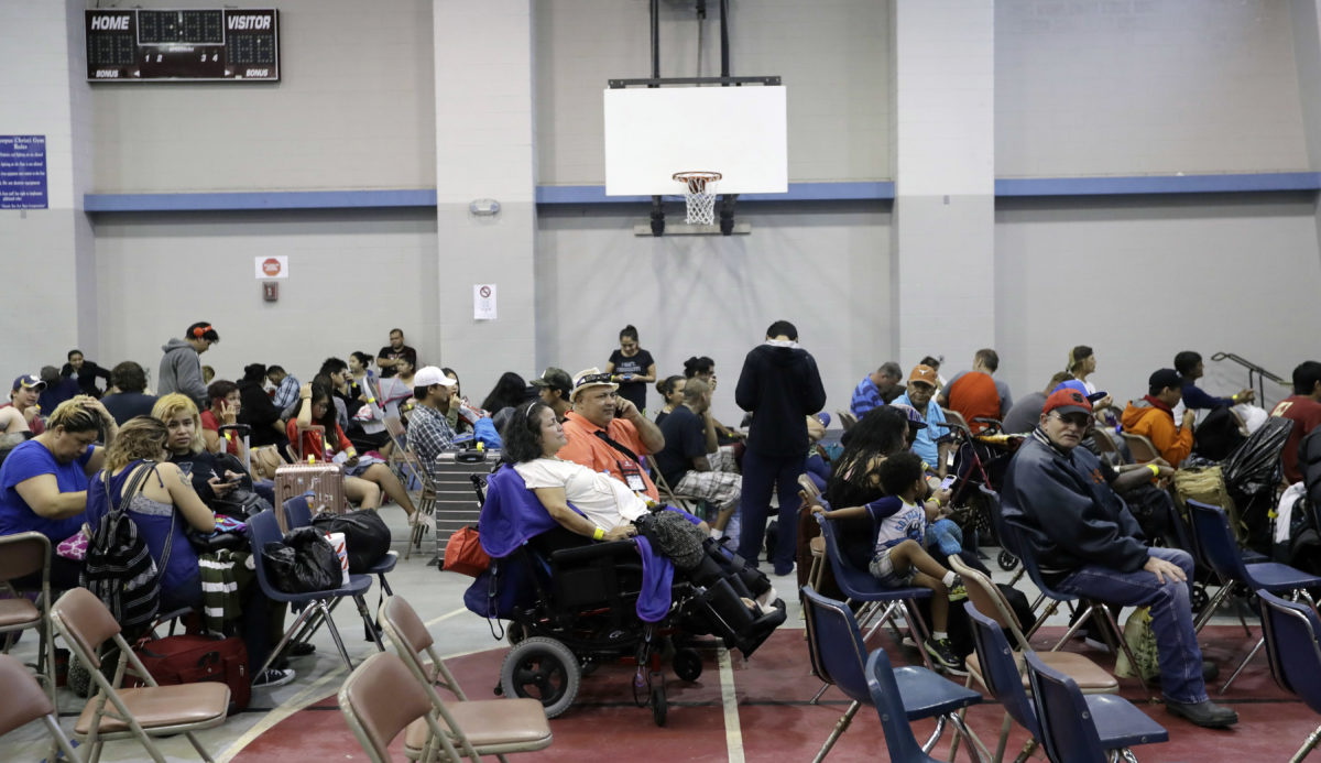 EN ESPAÑOL: Los refugios para evacuados en Texas no preguntarán por el ...