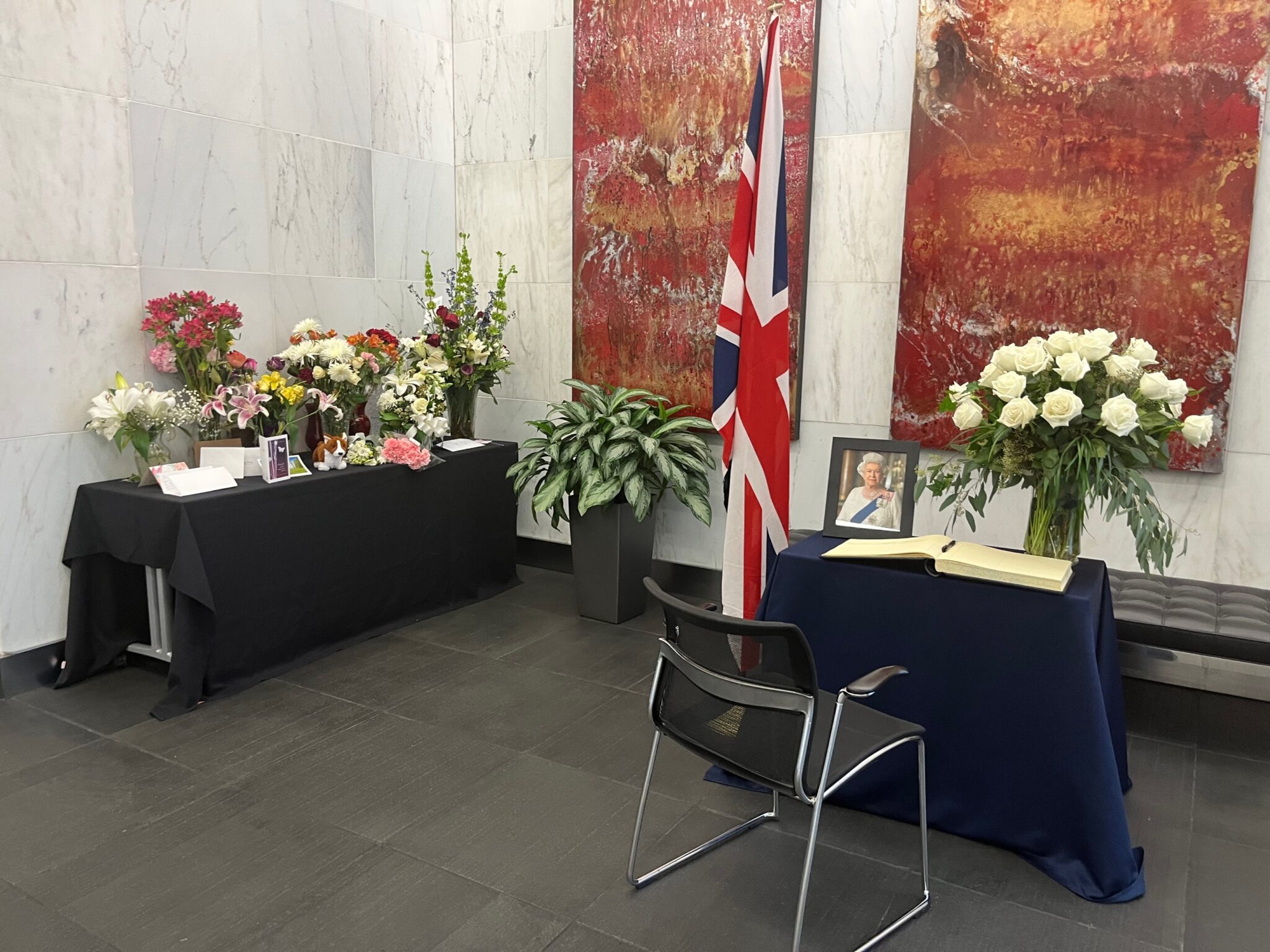 Hundreds across Texas sign condolence book for Queen Elizabeth II to be ...