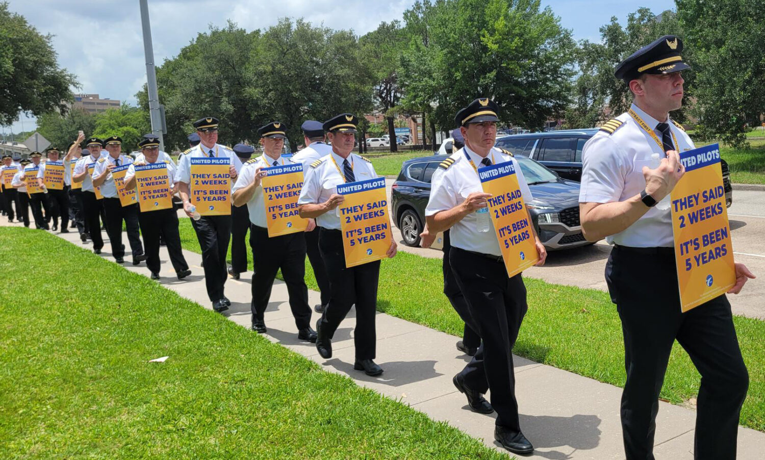 United Pilots Picket In Houston For Higher Pay As Busy Summer Travel