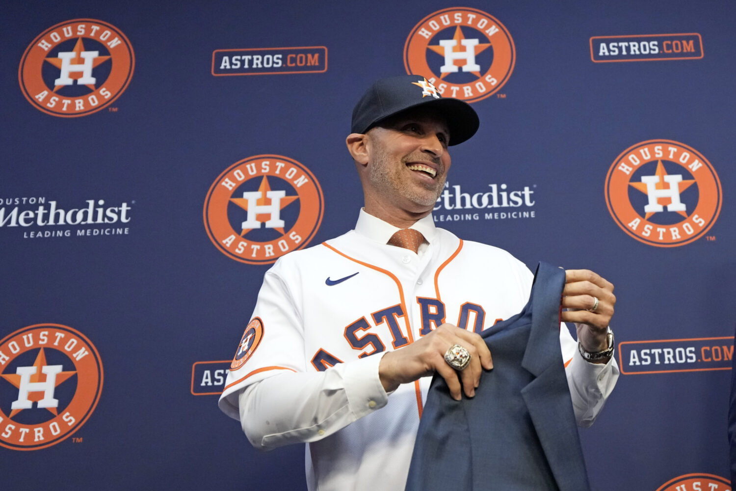 Joe Espada introduced as manager of Astros, replacing Dusty Baker, who ...