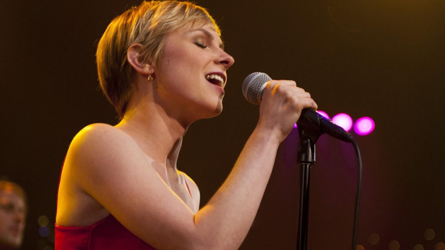 How singer Kat Edmonson felt her late mother speak through her in new ...