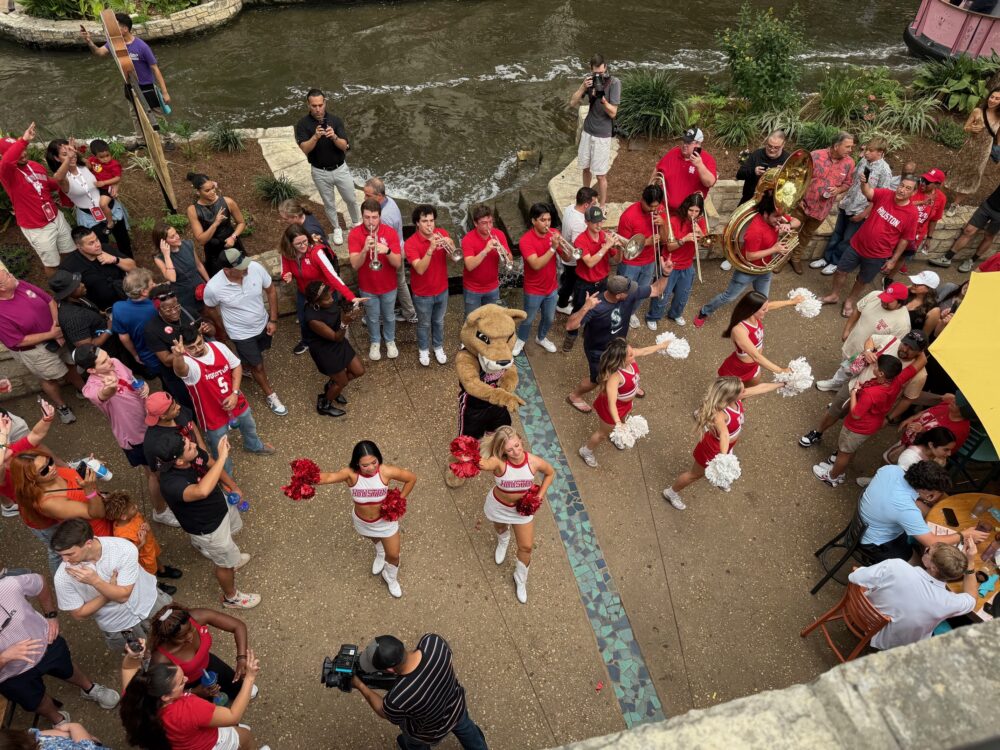 Cougar fans take over San Antonio as Final Four festivities get ...