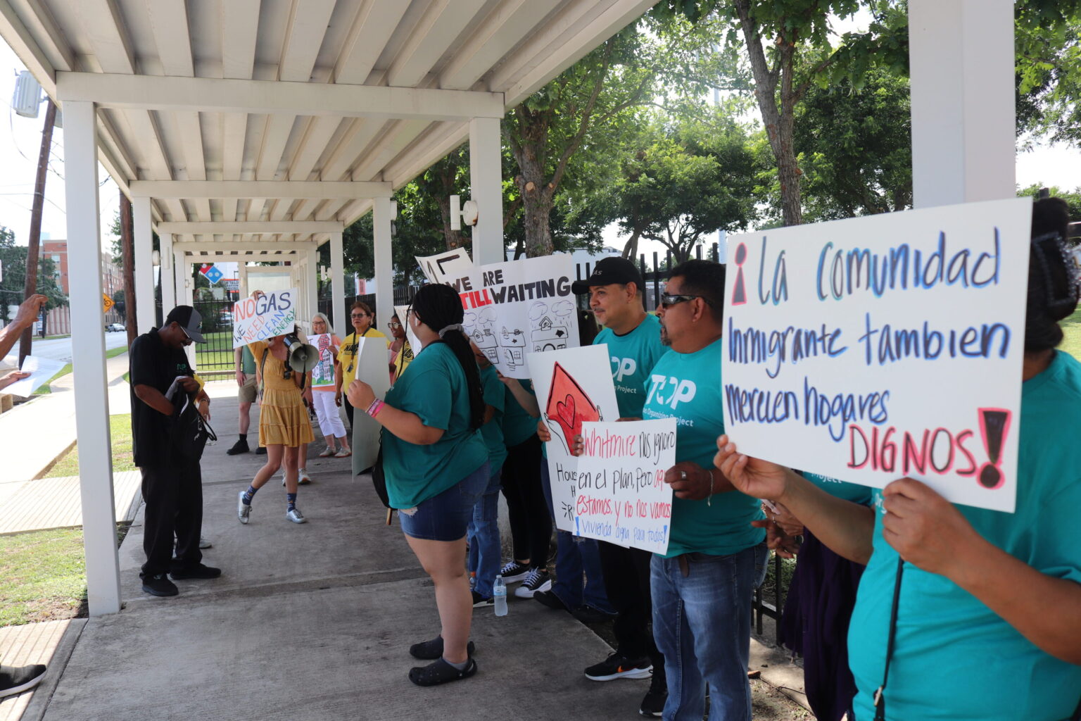 Trump’s housing secretary visits Houston amid protests as mayor touts ...