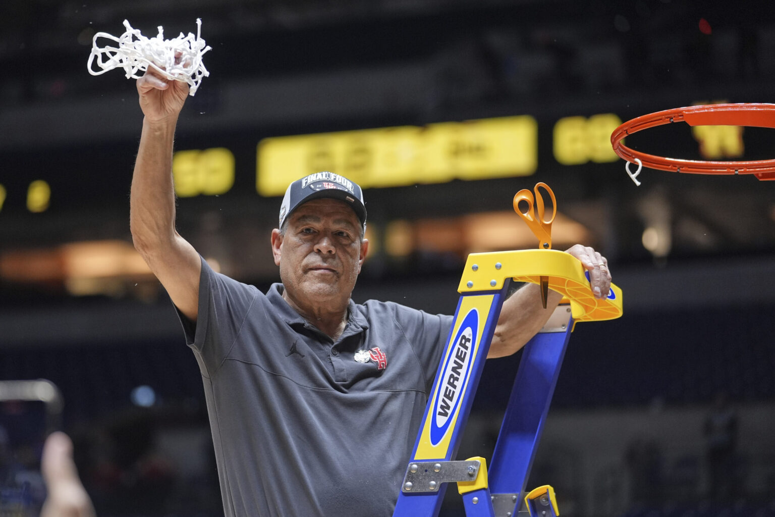 How Native American roots drive UH Coach Kelvin Sampson’s success ...